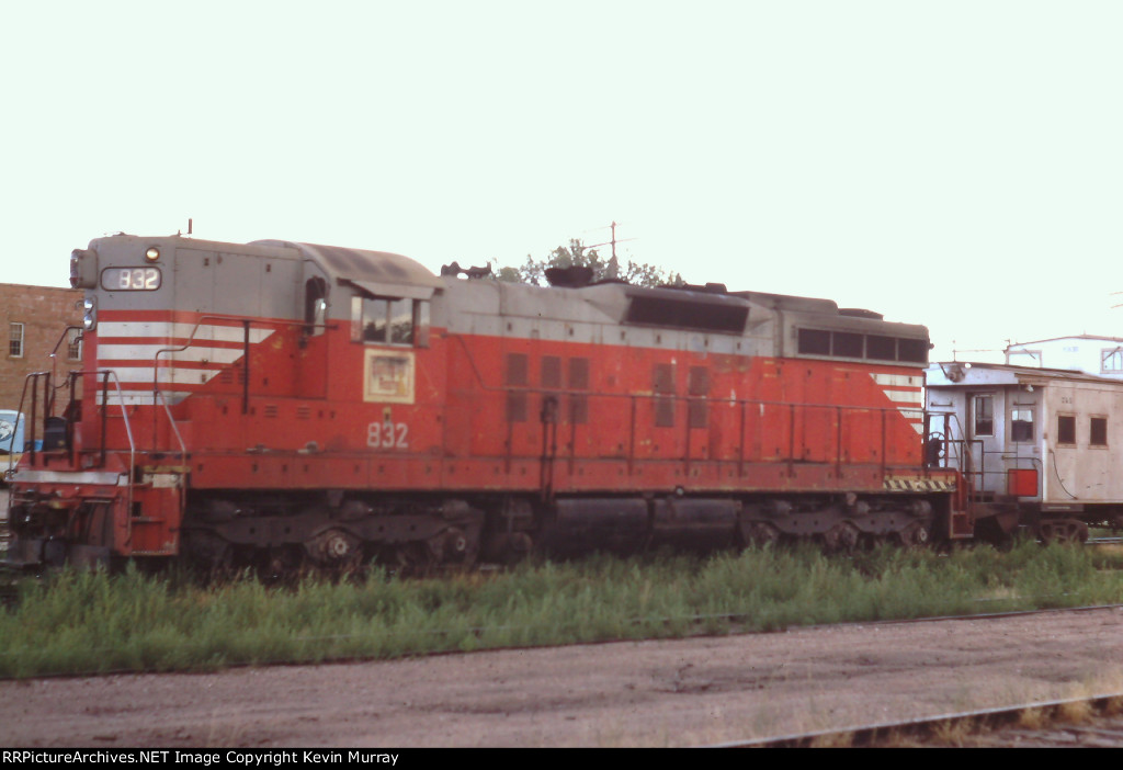 C&S 832 w/caboose